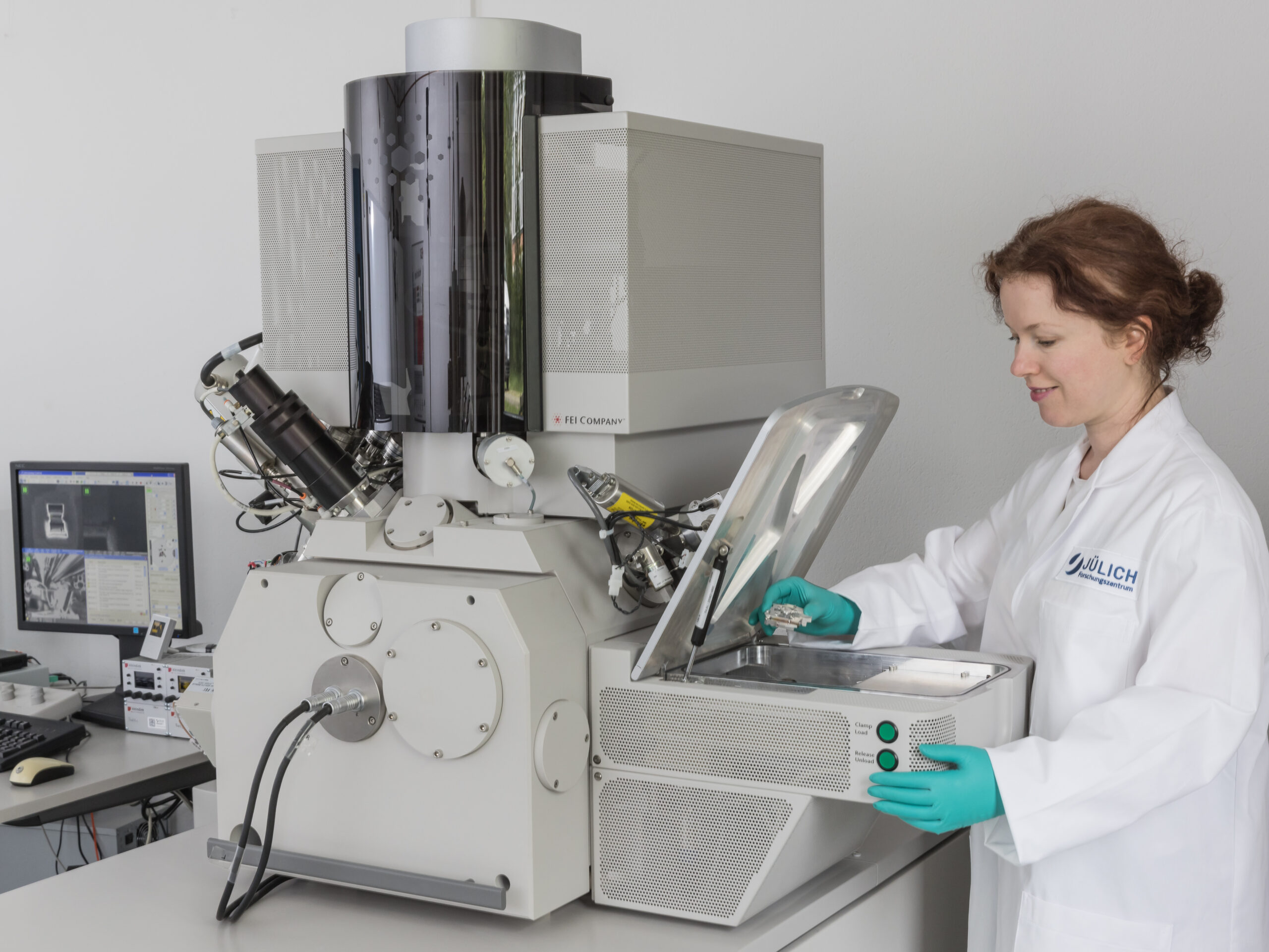 FEI Helios NanoLab 400S FIB-SEM | er-c