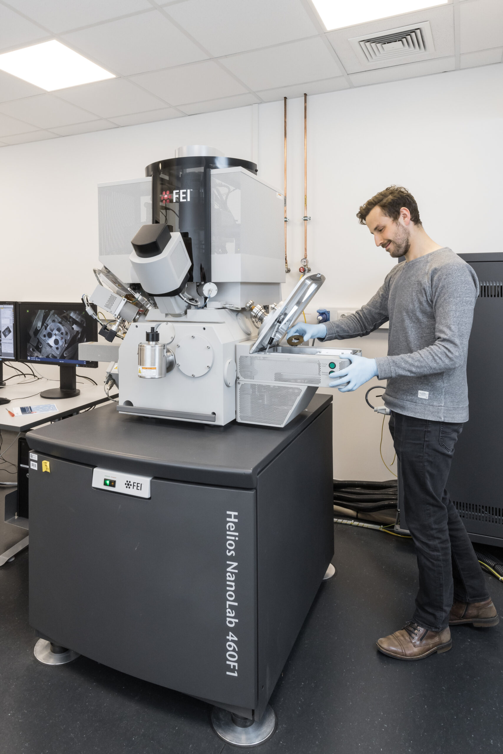 FEI Helios NanoLab 460F1 FIB-SEM | er-c